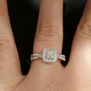 Round | Halo | Sparkly - Find Your Ringspiration