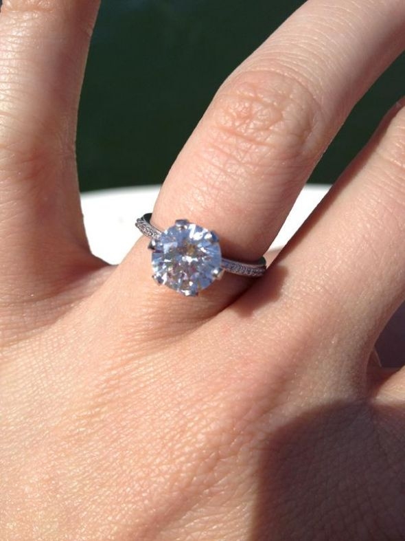 Round | Solitaire | Sparkly - Find Your Ringspiration